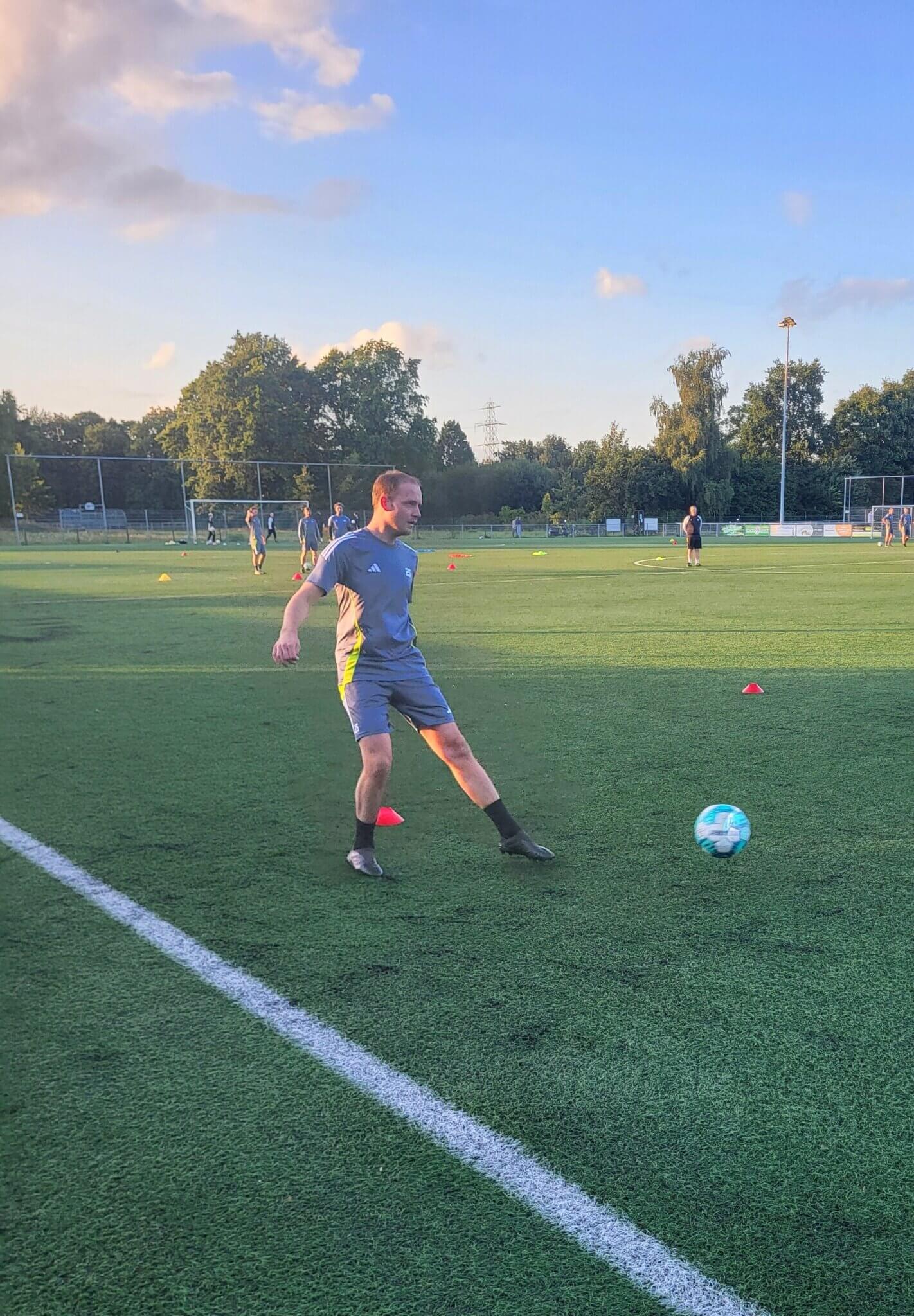 1e elftal speler Tim Evers - “Top 5 moet lukken”. - a.v.v. Columbia